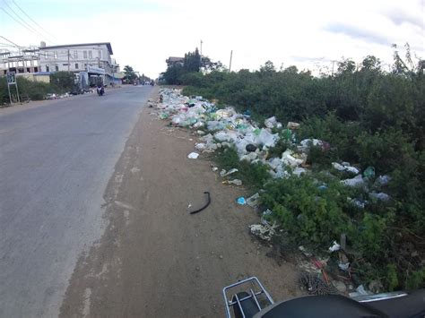 សំរាមនៅតាមបណ្ដាផ្លូវបេតុងនិងផ្លូវលំគំនដូចដំបូកពលរដ្ឋថាក្រុមហ៊ុនស៊ិនទ្រីប្រមូលមានការយឺតយាវ