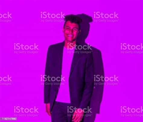 허리 업정면2029세 어른 잘생긴 사람 아프리카 민족아프리카계 민족 남성젊은 남성 힙스터청바지티셔츠셔츠슈트를 입은 사람그림자젤 효과 조명 20 24세에 대한 스톡 사진 및