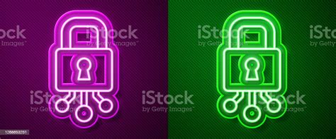보라색과 녹색 배경에 고립 된 빛나는 네온 라인 사이버 보안 아이콘 디지털 회로 기판의 폐쇄 된 자물쇠 안전 개념 디지털 데이터