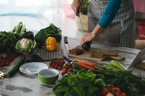 비건 레시피를 위해 아보카도를 자르는 인식할 수 없는 여성 25 29세에 대한 스톡 사진 및 기타 이미지 25 29세 가정 생활 가정 주방 Istock