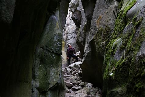 Oregons Crack In The Ground Is A 2 Mile Long 15 Foot Wide Natural