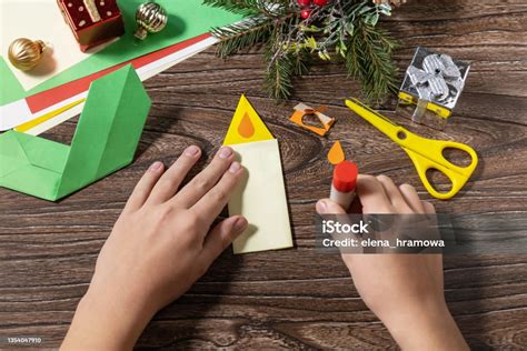 명령 단계 10 나무 테이블에 크리스마스 인사말 카드 선물 종이 접기 촛불 어린이 예술 프로젝트 수제 어린이를위한 공예 가문비나무에 대한 스톡 사진 및 기타 이미지 Istock