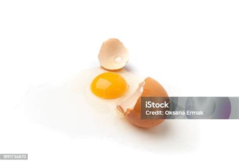 깨진 달걀 생 노른자와 흰색 금이 간 갈색 껍질 흰색 배경에 신선한 깨진 닭고기 달걀 0명에 대한 스톡 사진 및 기타 이미지 0명 가금류 갈색 Istock