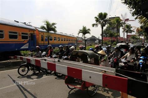 Viral Perilaku Masyarakat Dekat Palang Kereta Api Kemenhub Buka Suara