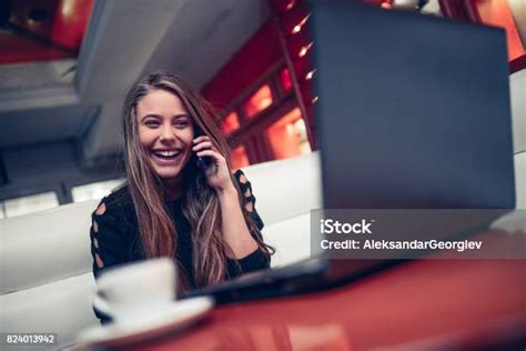 웃는 젊은 십 대 프리랜서 인터넷 서핑과 커피 레스토랑에 전화를 만들기 기업 재무와 산업에 대한 스톡 사진 및 기타 이미지