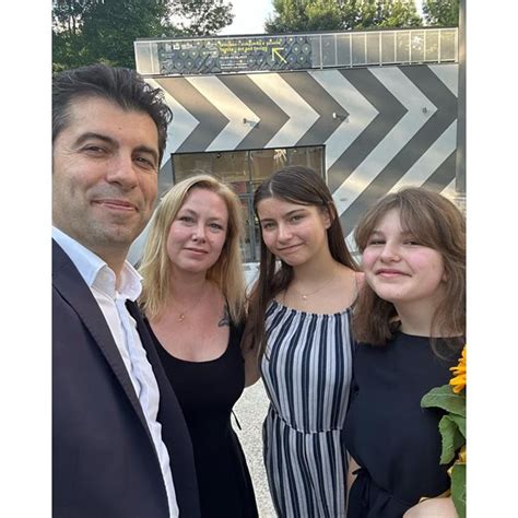 Най малката дъщеря на Линда и Кирил Петкови изнася концерт на цигулка