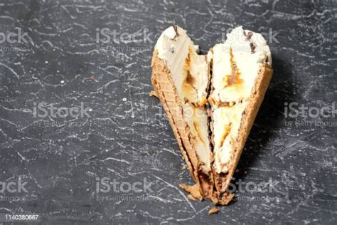 컷의 어두운 회색 배경에 카라멜과 와플 콘에 바닐라 아이스크림 갈색에 대한 스톡 사진 및 기타 이미지 갈색 냉동 요구르트 냉동된 Istock