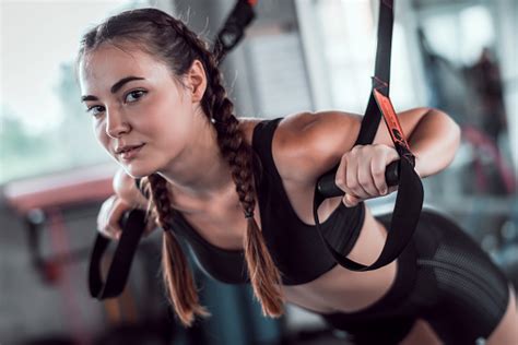 체육관에서 기계와 젊은 매력적인 피트 니스 여자 운동의 영화 톤 건강한 생활 개념을 위해 신체의 근육에 맞는 개별 스포츠 가냘픈에 대한 스톡 사진 및 기타 이미지 Istock