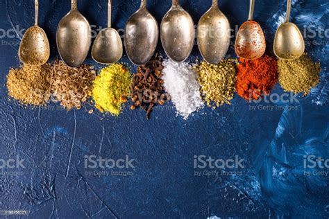 다양한 향신료 지상 심황 고추 생강 계피 허브 조미료 소금 파프리카 캐러웨이 씨앗 테이블에 위에서 볼 수 있습니다 향기로운 인도 향신료 0명에 대한 스톡 사진 및 기타