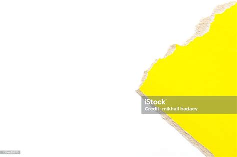 흰색 배경에 밝은 노란색 찢어진 골판지 종이 조각 문자 메시지의 공간을 복사합니다 0명에 대한 스톡 사진 및 기타 이미지 0명 가장자리 간판 Istock