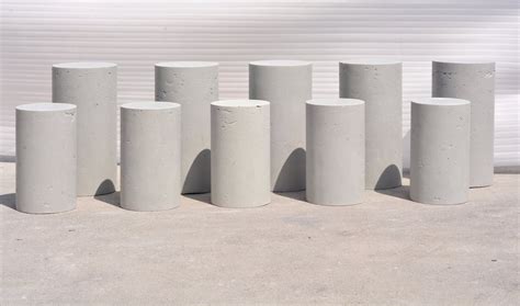 미콘 규칙성있는 배열 두가지 높이를 가진 콘크리트 기둥이 리듬감을 느끼게 합니다