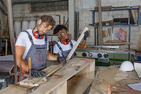 목수는 절단을 위해 그것을 준비하는 테이프 측정으로 나무 판자를 측정합니다 20 29세에 대한 스톡 사진 및 기타 이미지 20 29세 25 29세 2명 Istock