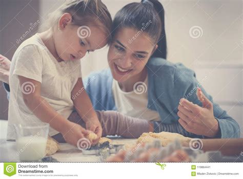Matriz E Filha Na Cozinha Imagem De Stock Imagem De Pouco