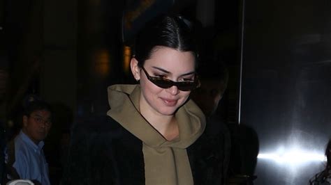 Kendall Jenner Draws Glasses On Her Face With A Brow Pen In New Video Kendall Jenner Just