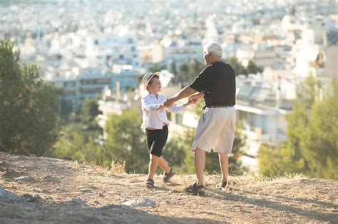 Alte Und Junge Familiengeneration Und Beziehungskonzept Großvater Und