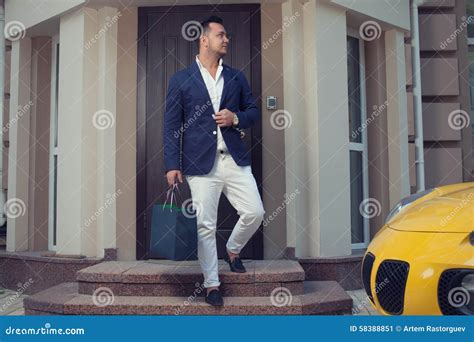 Uomo Che Lascia Una Casa Immagine Stock Immagine Di Deluxe