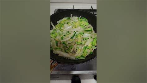 호박양파볶음 호박1개양파큰것1개 채썰어새우젓조금넣고맛소금으로간한다 참기름한수저넣고볶아준다 Youtube