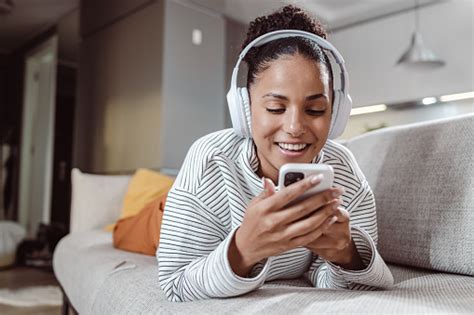 노트북에서 작업 하 고 스마트 폰을 사용 하 여 아름 다운 여자 휴대전화에 대한 스톡 사진 및 기타 이미지 휴대전화 공부 25 29세 Istock