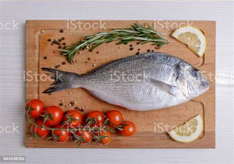 나무 절단 보드에 후추 레몬 로즈마리 체리 토마토와 신선한도 라도 생선 꼬리에 대한 스톡 사진 및 기타 이미지 꼬리 낚시 딜 허브 Istock