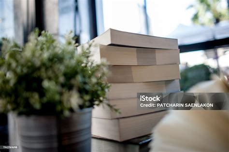 책을 많이 책상에 배치 하 고 공부 지식 교육을 위한 아름 다운 색상 이미지 0명에 대한 스톡 사진 및 기타 이미지 0명