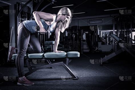 运动 哑铃 女孩 胸部 健身俱乐部 健身房 美 水平画幅 形状 提举