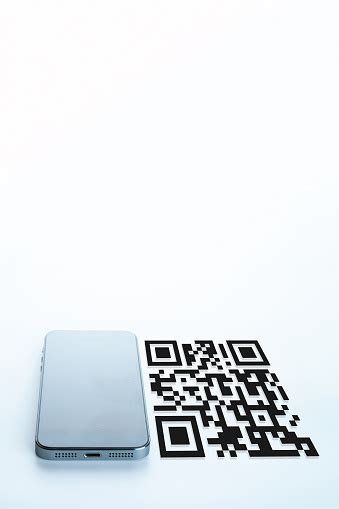 Qr 코드 기술 지불을위한 모바일 스마트 폰 화면 온라인 지불 디지털 스마트 폰에 Qr 코드 스캐너와 바코드 기술을 스캔 휴대 전화 응용 프로그램을 사용하여 코드를 스캔하는