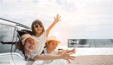 해치백 자동차 여행 운전 도로 여행 가족 여름 휴가 일몰에 차에서 여자 행복한 여행은 함께 휴일과 휴식을 즐기고 분위기를 얻고