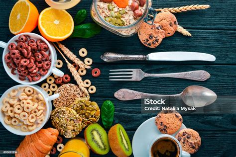 아침 식사와 커피 오렌지 주스 크로와상 시리얼 및 과일 제공 균형 잡힌 다이어트입니다 0명에 대한 스톡 사진 및 기타 이미지 Istock