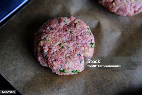 햄버거 패티 생 버거 고기를 준비합니다 수제 버거 만들기를 위한 컨셉 햄버거 류에 대한 스톡 사진 및 기타 이미지 햄버거 류 날것 고기 Istock