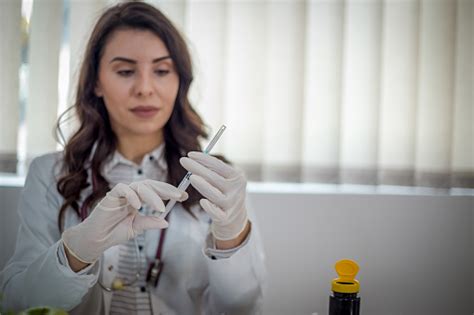 여성 의사 사무실 책상에서 일 하 고 미소를 카메라 사무실 인테리어 건강 진단에 대한 스톡 사진 및 기타 이미지 건강 진단 건강관리와 의술 긍정적인 감정 표현