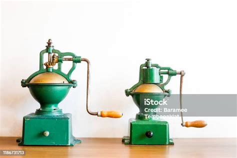 녹색 손 커피 분쇄기 벽 흰색 배경에 나무 테이블에 오래 된 스타일입니다 색상 빈티지 스타일 복사 공간 태국 0명에 대한 스톡 사진 및 기타 이미지 Istock