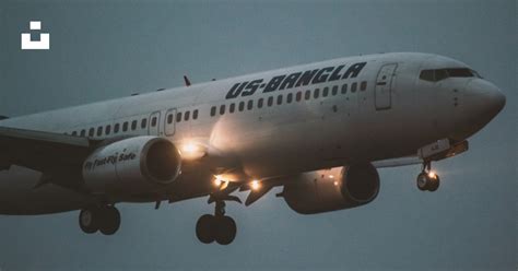 구름 낀 하늘을 나는 대형 제트 여객기 사진 Unsplash의 무료 비행기 이미지