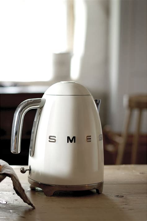 Smeg чайник в интерьере кухни 83 фото