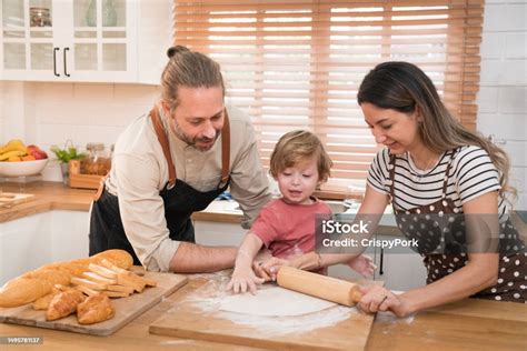 집에 있는 부엌에서 함께 요리하는 동안 즐거운 시간을 보내는 아름다운 귀여운 가족 아침을 먹는 부엌에서 아이와 함께하는 가족 2