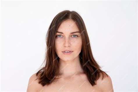 벌거 벗은 가슴 여자 프리미엄 사진