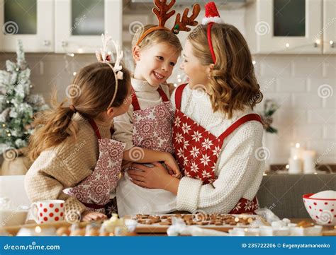 Feliz Y Divertida Madre De Familia Y Niños Disfrutando De Navidad En Casa Horneando Galletas De
