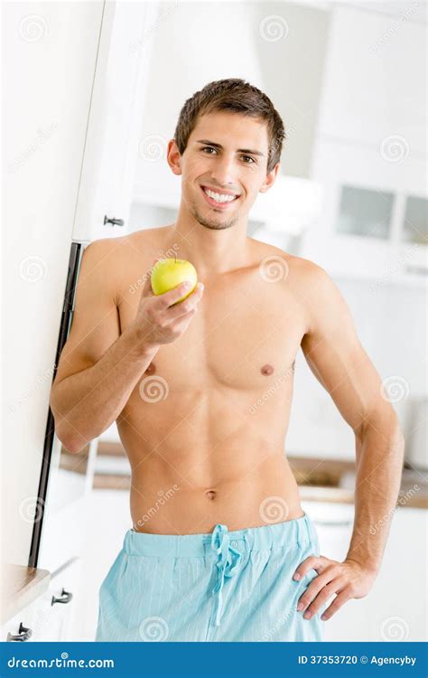 Halb Nackter Junger Mann Mit Apfel Stockfoto Bild Von Kaukasisch