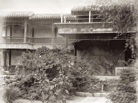 潜心画栋亦雕梁，恍如隔世散古香。