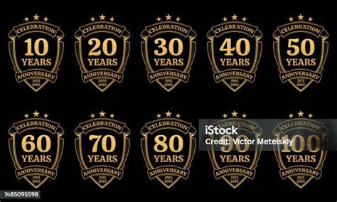 10 20 30 40 50 60 70 80 90 100 주년 기념 아이콘 또는 로고 세트 희년 축하 회사 생일 황금 배지 또는 라벨 방패와 리본이 달린 빈티지 배너 벡터