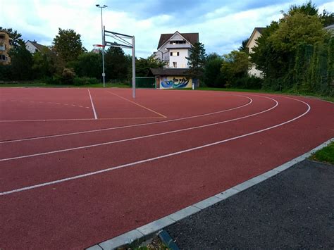 무료 이미지 구조 운영 아스팔트 빨간 여가 레인 적합 야구장 테니스 코트 경마장 체육 실기 스프린트 목표 직업 운동장 시작 블록 플라스틱