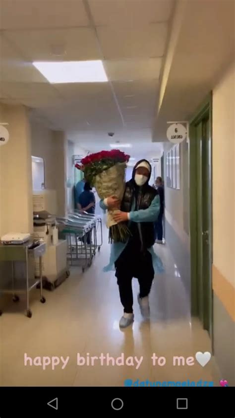 დათუნა მგელაძის მეუღლე იუბილარია როგორ მიულოცა სამშობიაროში მომღერალმა რჩეულს ფოტო