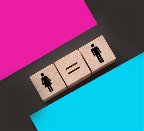 여성 및 남성 기호와 등호가 있는 성 평등 나무 큐브의 개념 동등한 급여 사회적 쿼런티 개념 프리미엄 사진