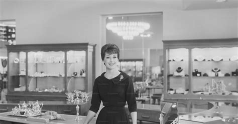 보석으로 가득 찬 테이블 앞에 서 있는 여자 사진 Unsplash의 보석 가게 이미지