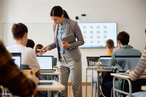 고등학교 교사는 교실에서 컴퓨터 수업 중에 학생에게 E러닝을 돕습니다 고등학교에 대한 스톡 사진 및 기타 이미지 고등학교 공부 공학 Istock