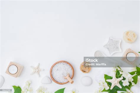 자스민 꽃 그릇에 바다 소금 흰색 배경에 수건 플랫 평신도 스파 구성 0명에 대한 스톡 사진 및 기타 이미지 0명 건강관리와 의술 건강한 생활방식 Istock