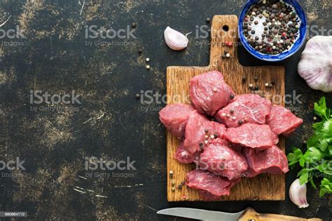 향신료와 파 슬 리와 함께 보드 절단에 원시 쇠고기 조각 상위 뷰 복사 공간 0명에 대한 스톡 사진 및 기타 이미지 0명 건강한 식생활 고기 Istock