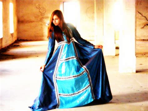 무료 이미지 소녀 궁전 봄 색깔 유행 푸른 의류 겉옷 드레스 아름다움 사리 이야기 공주님 복장 무도회 복부 사진 촬영 공식적인 마모 패션