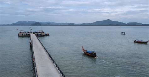 有关亞洲 交通系統 休闲区 休闲船 停泊的小船 切 划船活动 剖 反射 天性 宁静的环境 寧靜 山背景 岛屿剪影 島 平靜的水面 度假胜地 微风 快艇