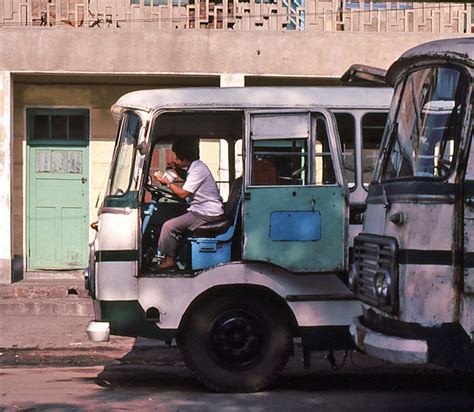 八十年代青岛彩色老照片：展现普通市民的生活状态，充满松弛感 篮球场 黄岛轮渡 篮球架
