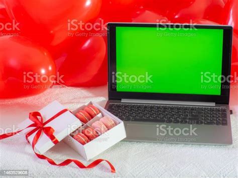 마카롱 쿠키가 있는 상자와 침대에 크로마 키 스크린이 있는 노트북 0명에 대한 스톡 사진 및 기타 이미지 0명 구매 기념일 Istock